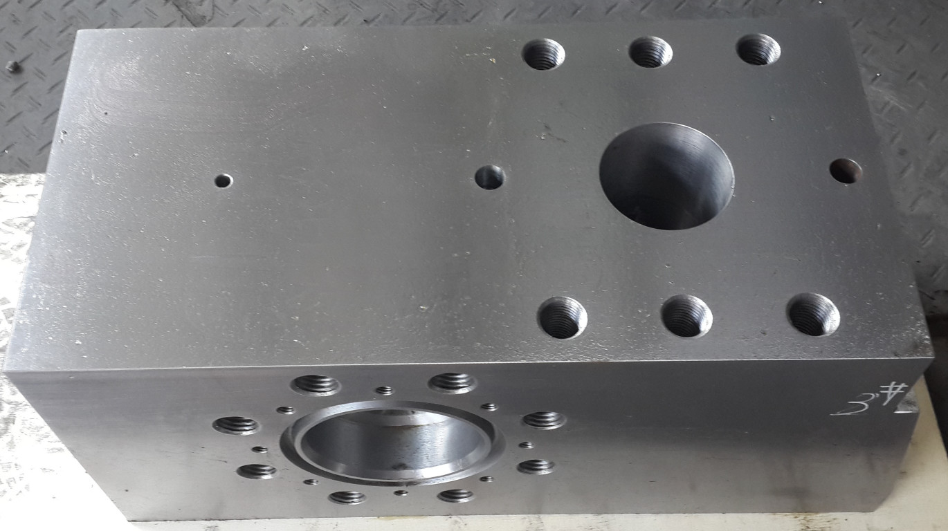 National 8P80 mud pump fluid end module, Hy-chrome liner, valves ...